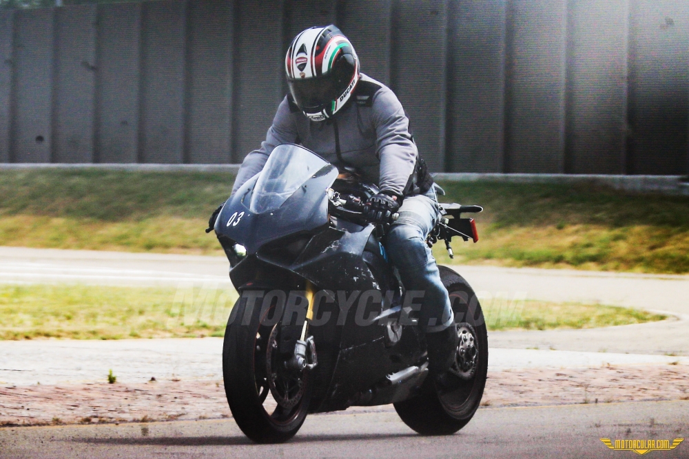 Ducati'nin Yeni V4 Superbike Modeli Görüntülendi | motorcular.com